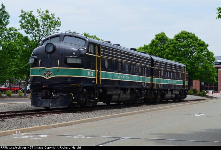 Woodstown Central buys Reading FP7 #903 - Rail Preservation Network